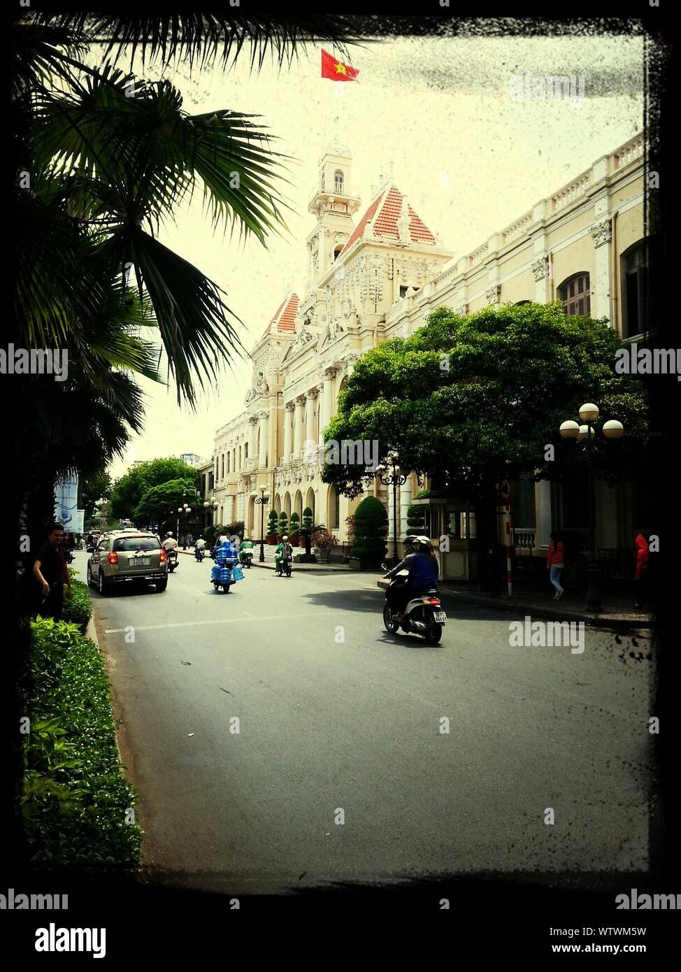 Car street building flag city hi-res stock photography and images - Alamy