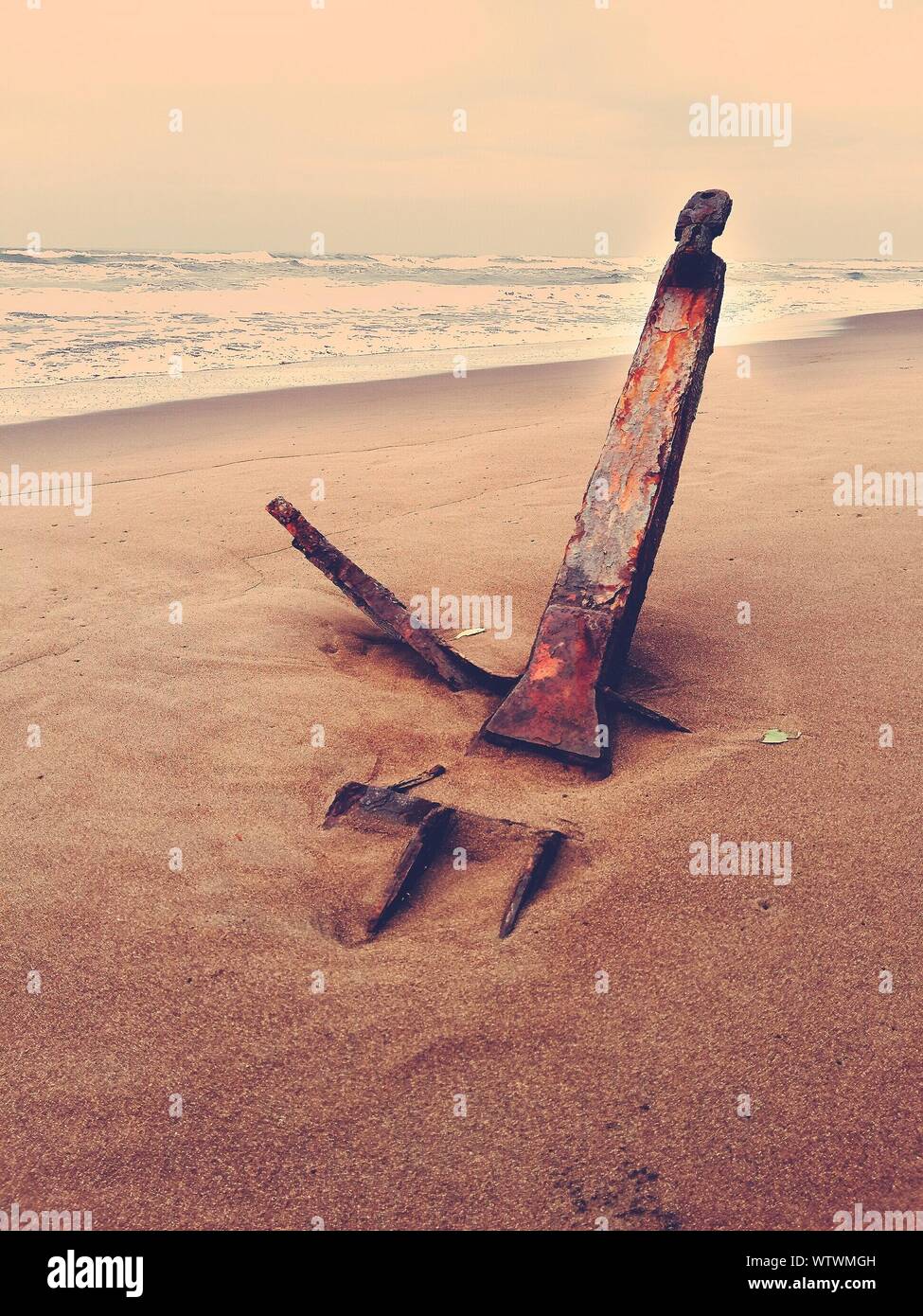 Rusty anchor on the beach hi-res stock photography and images - Alamy