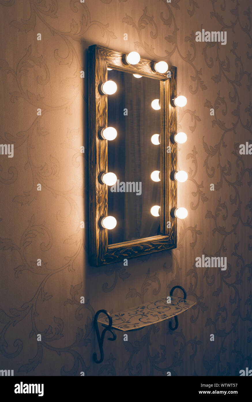 Empty room mirror hi-res stock photography and images - Alamy
