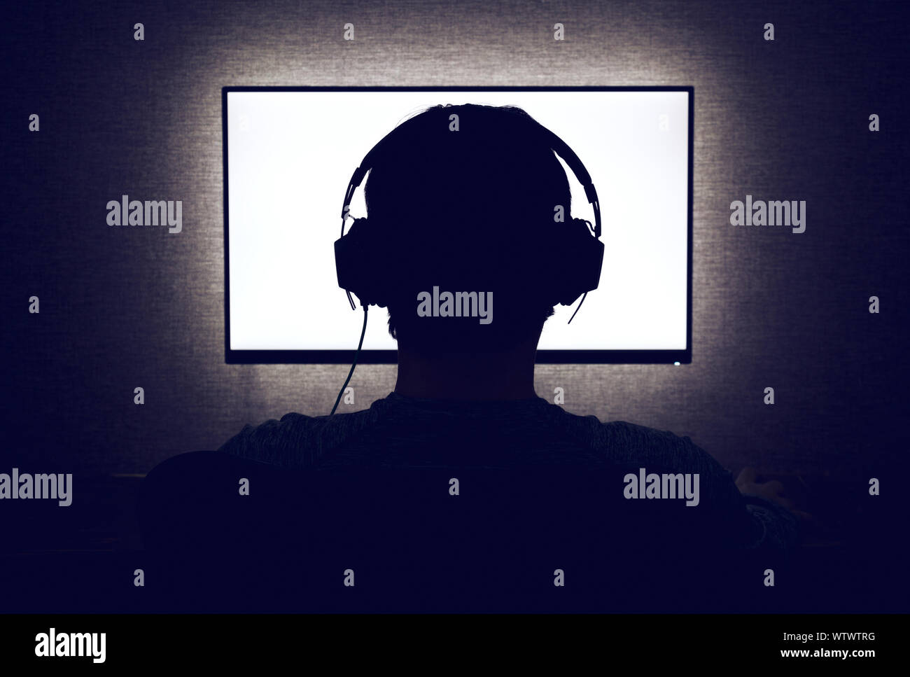 People watching tv black and white hi-res stock photography and images ...