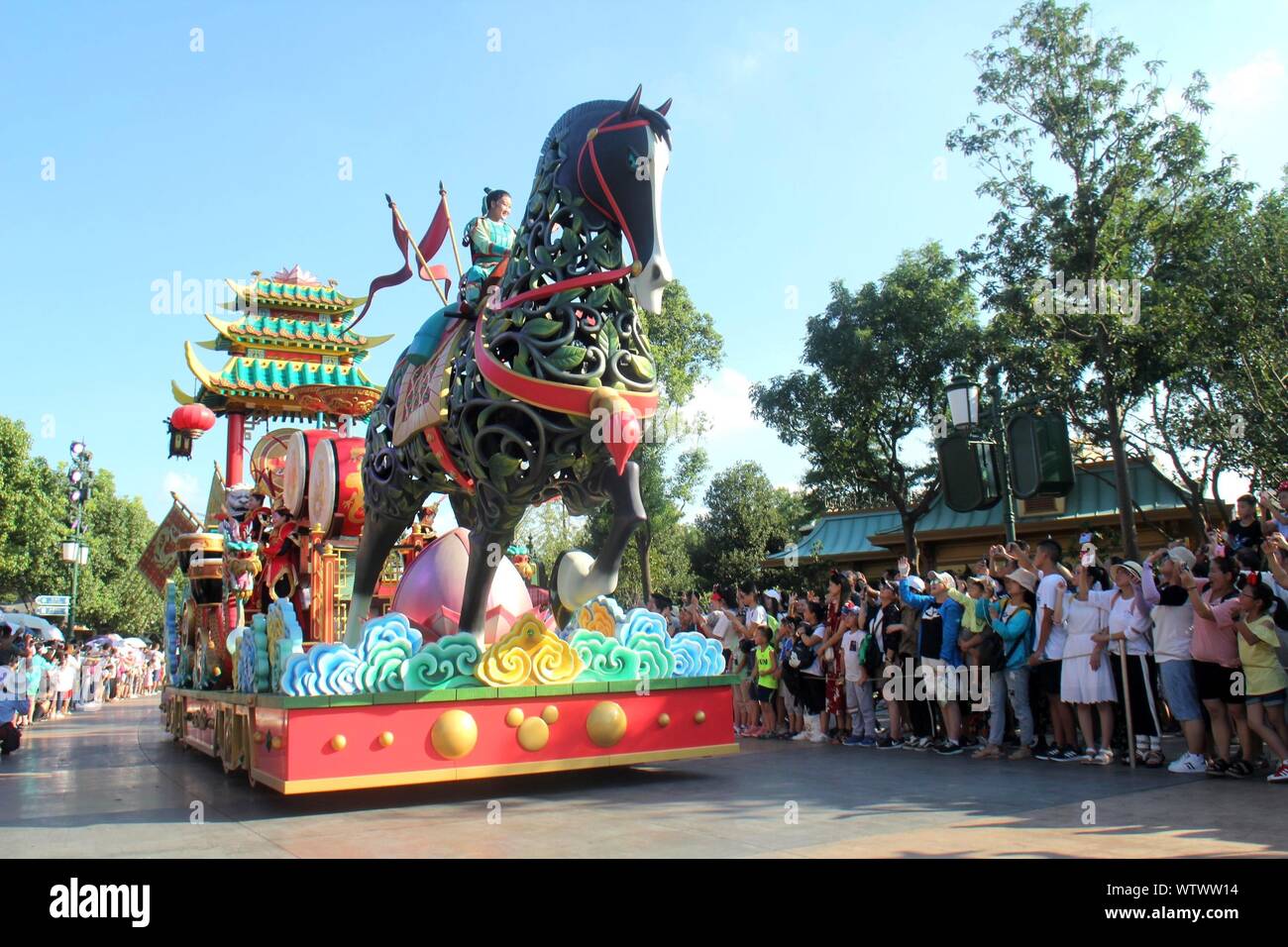 Mulan parade hi-res stock photography and images - Alamy