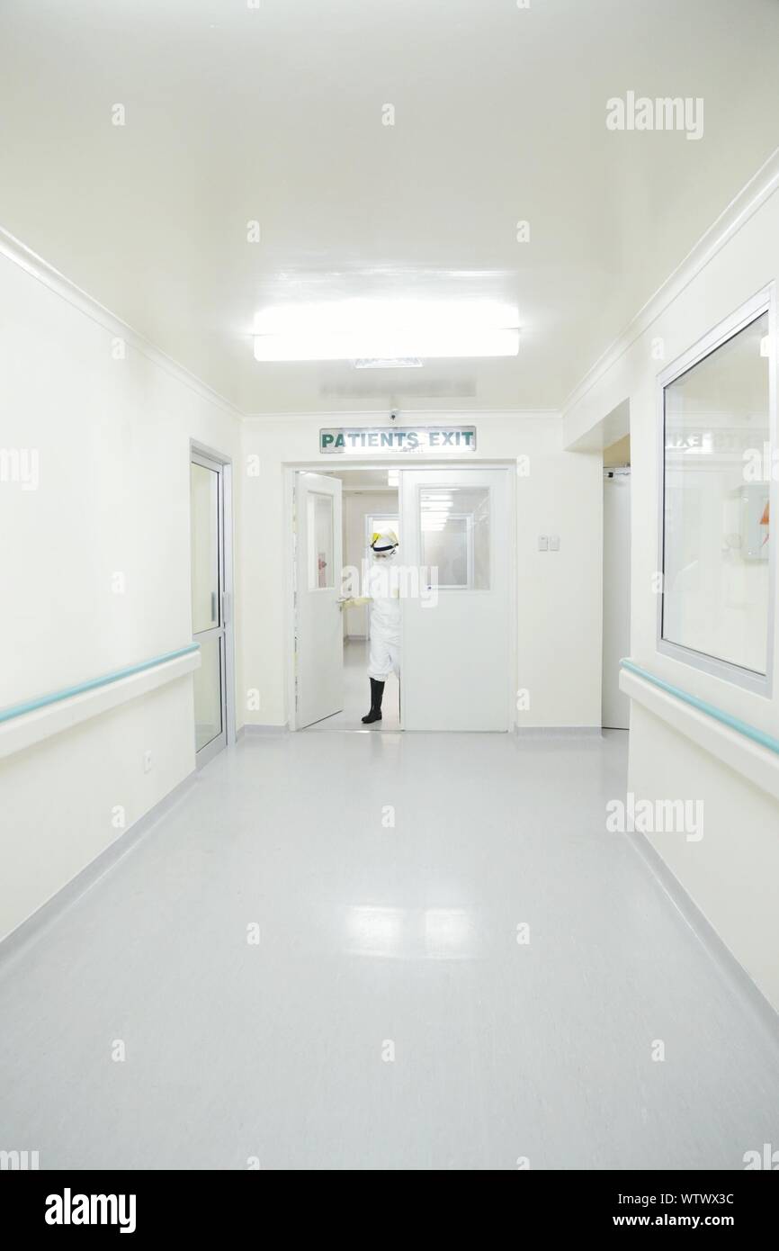 Full hospital building hi-res stock photography and images - Alamy