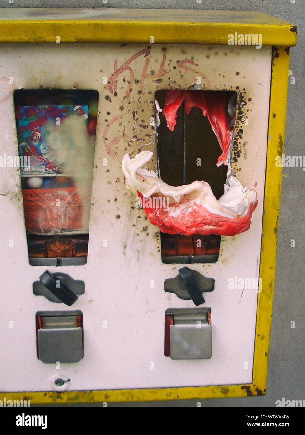 Gumball machine at wall hi-res stock photography and images - Alamy