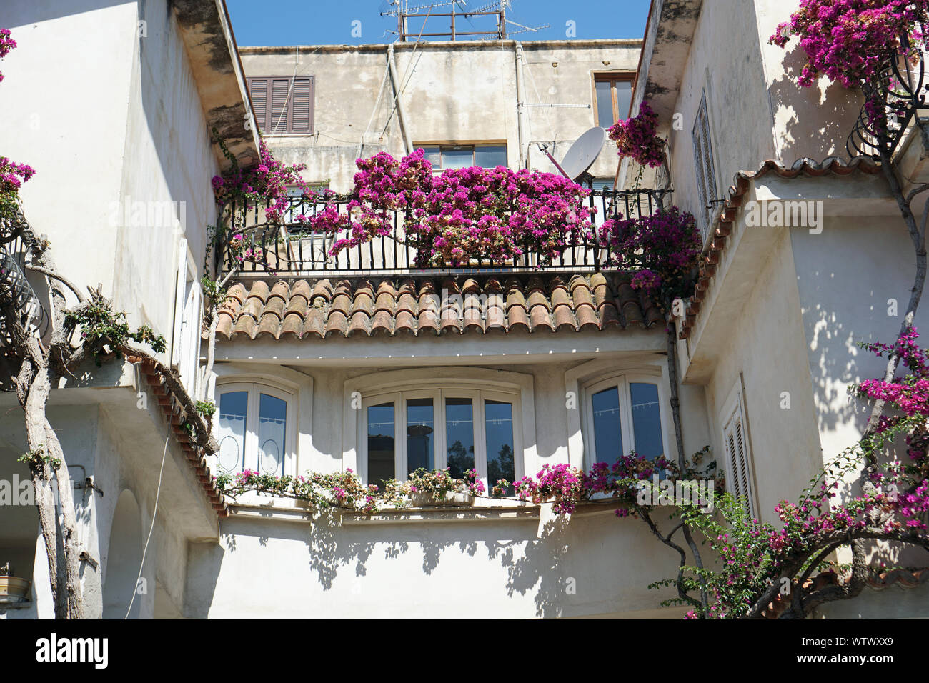 Balcony old italian house flowers hi-res stock photography and images ...
