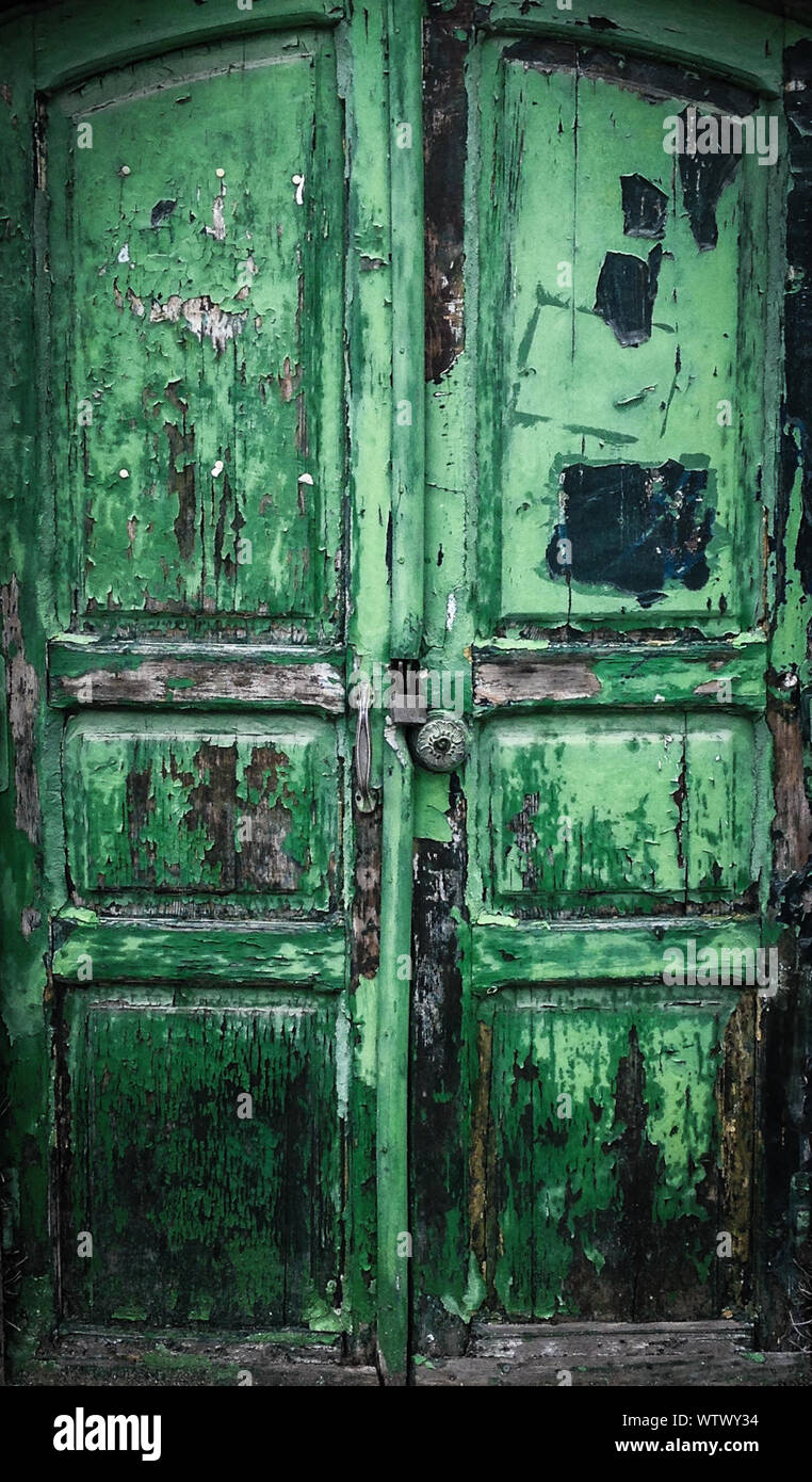 Wood green doors hi-res stock photography and images - Alamy