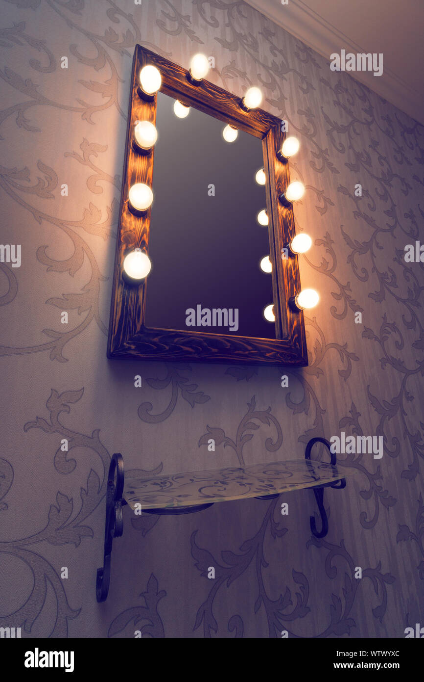 Empty room mirror hi-res stock photography and images - Alamy