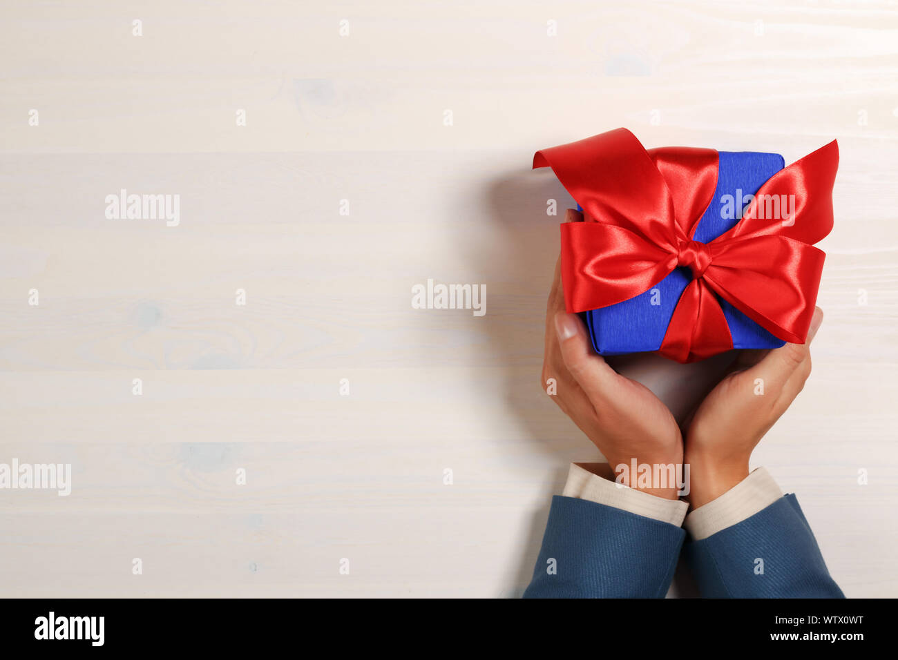 Hand holding box hi-res stock photography and images - Alamy