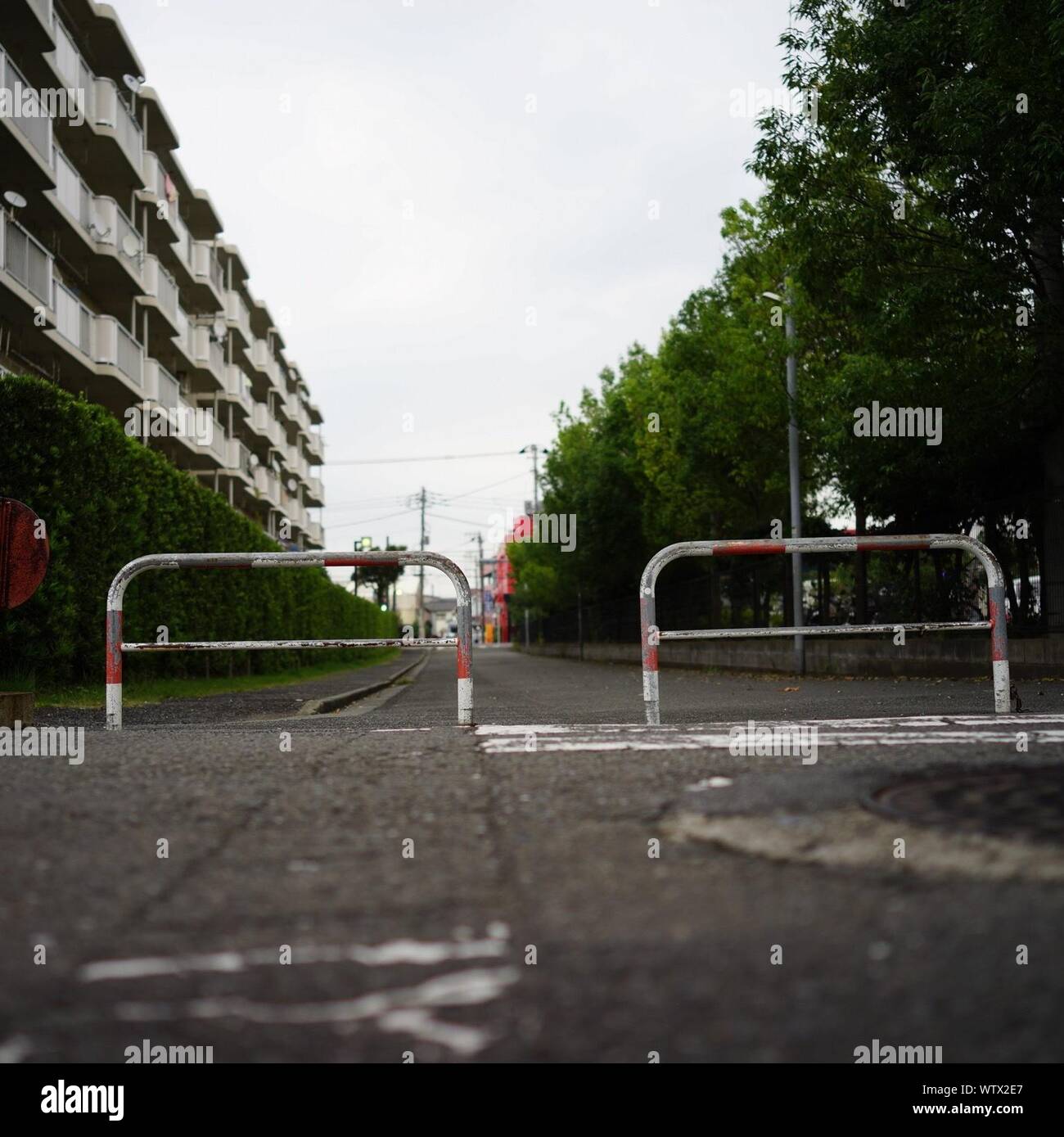 Sidewalk level view hi-res stock photography and images - Alamy