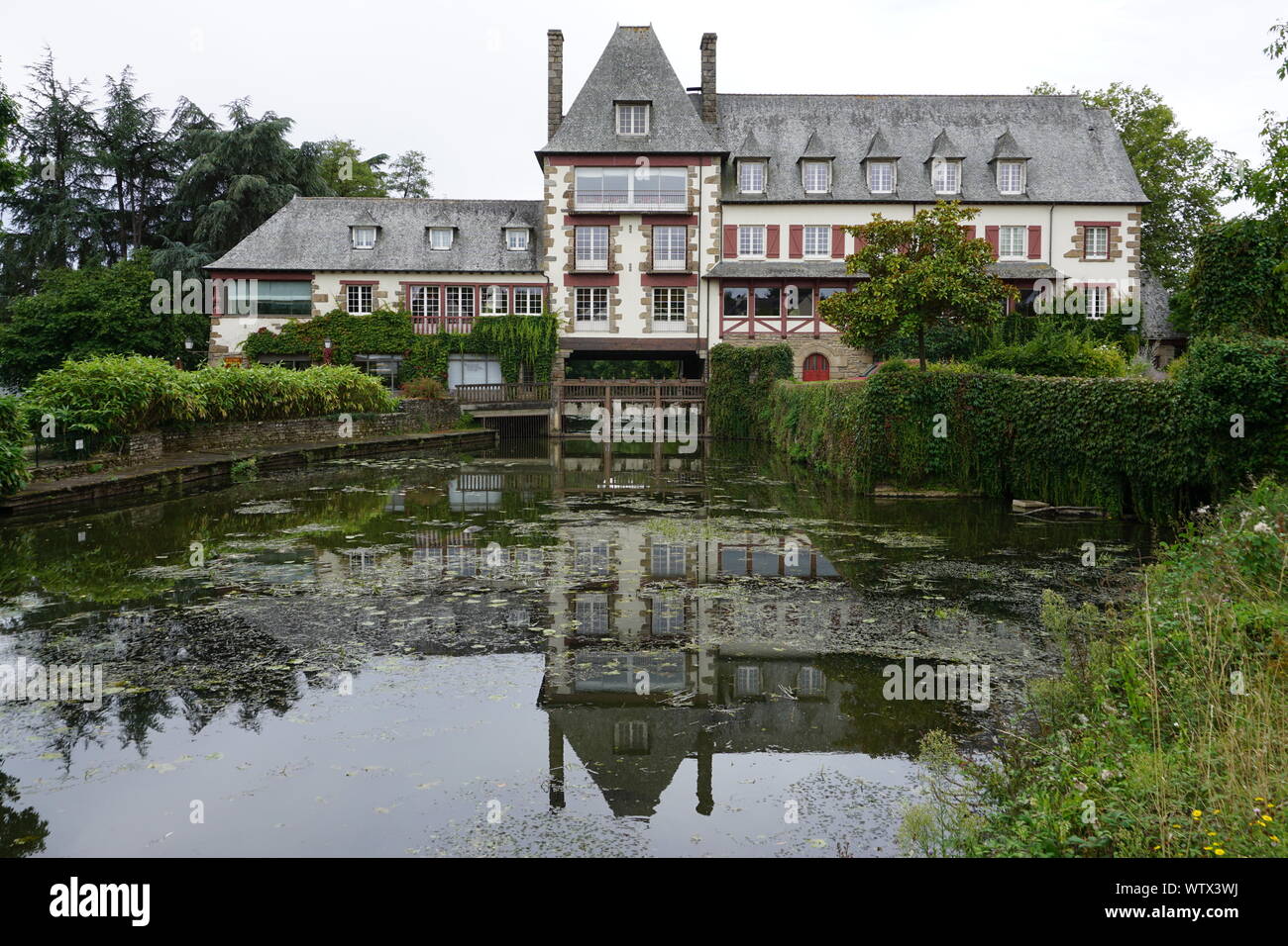 Buildings reflection river hi-res stock photography and images - Alamy