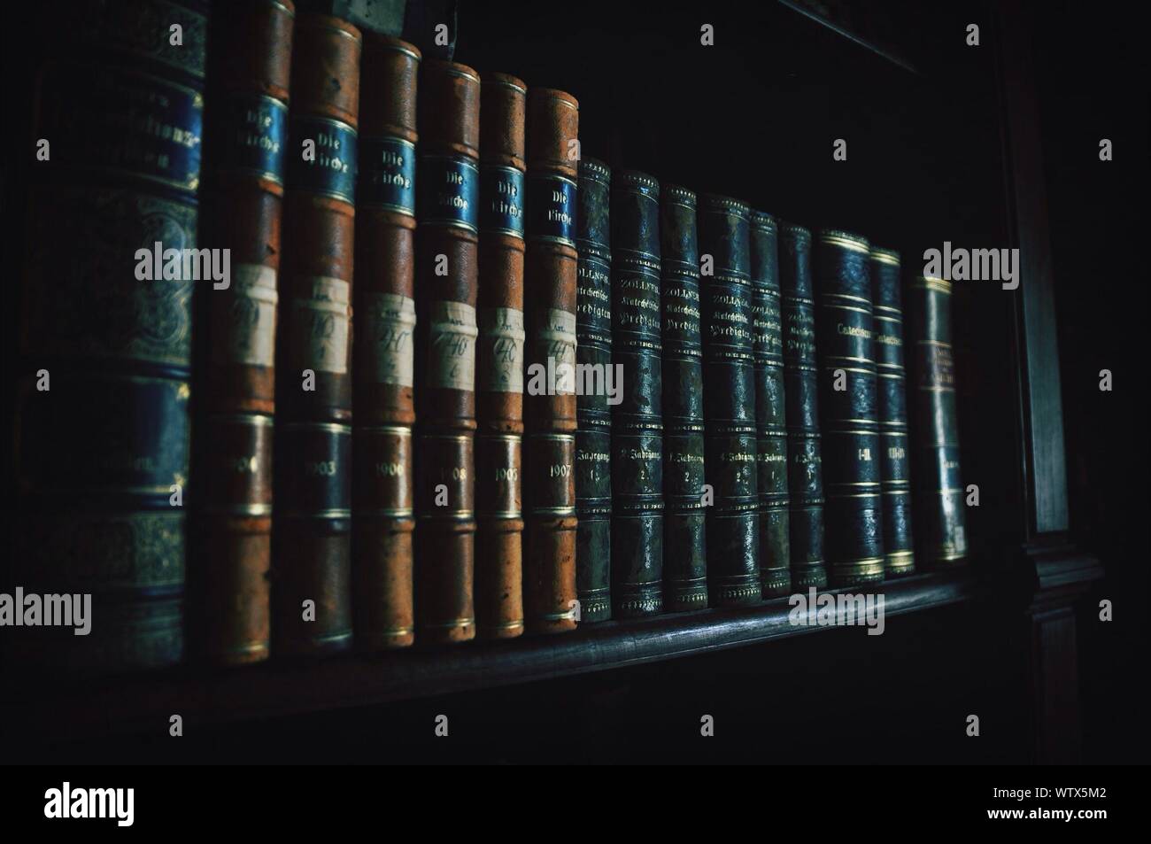 Library books on shelf hi-res stock photography and images - Alamy