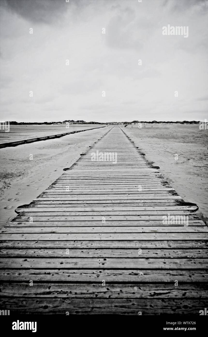 Boardwalk sand hi-res stock photography and images - Alamy