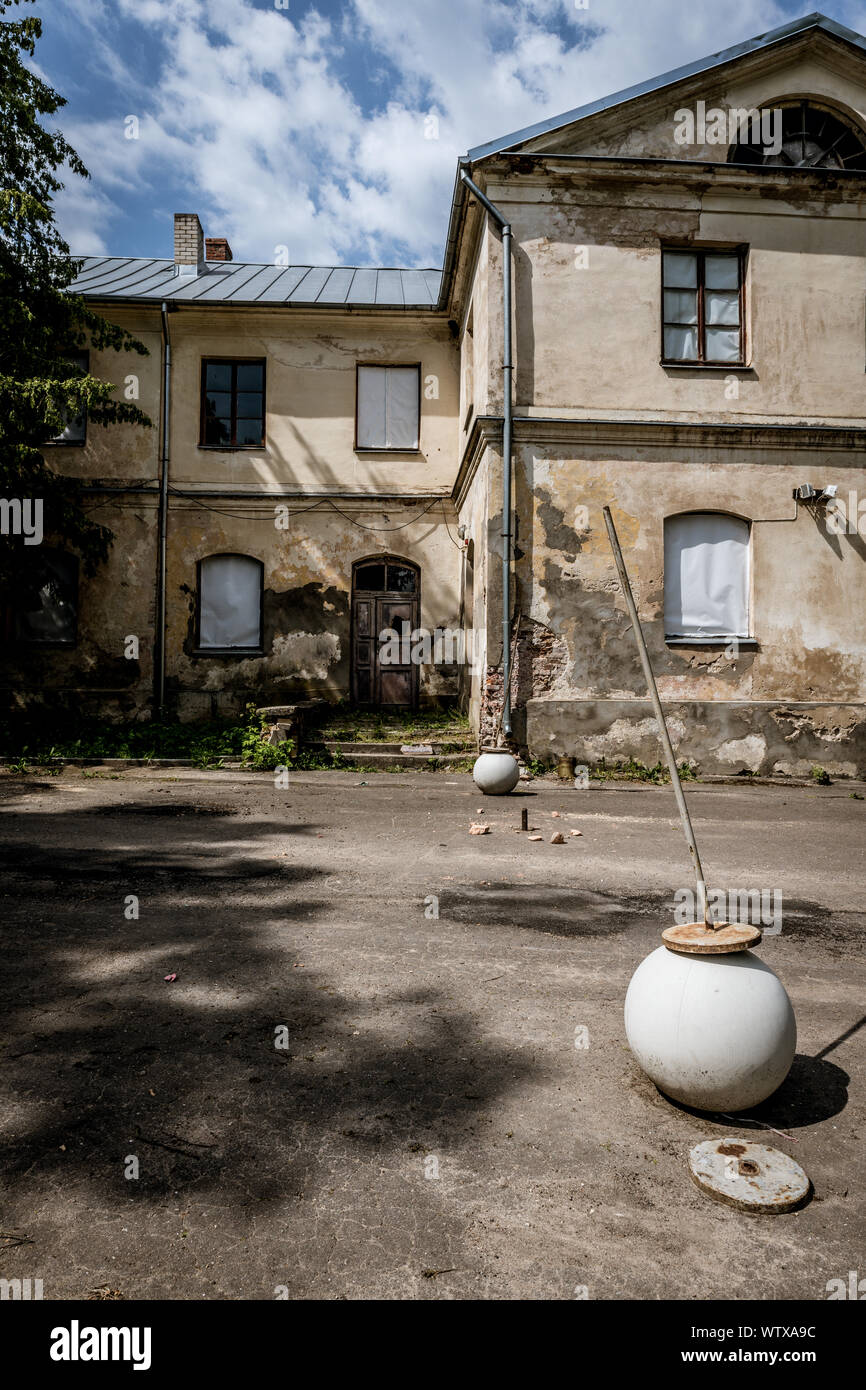 Abandoned dilapidated hi-res stock photography and images - Alamy