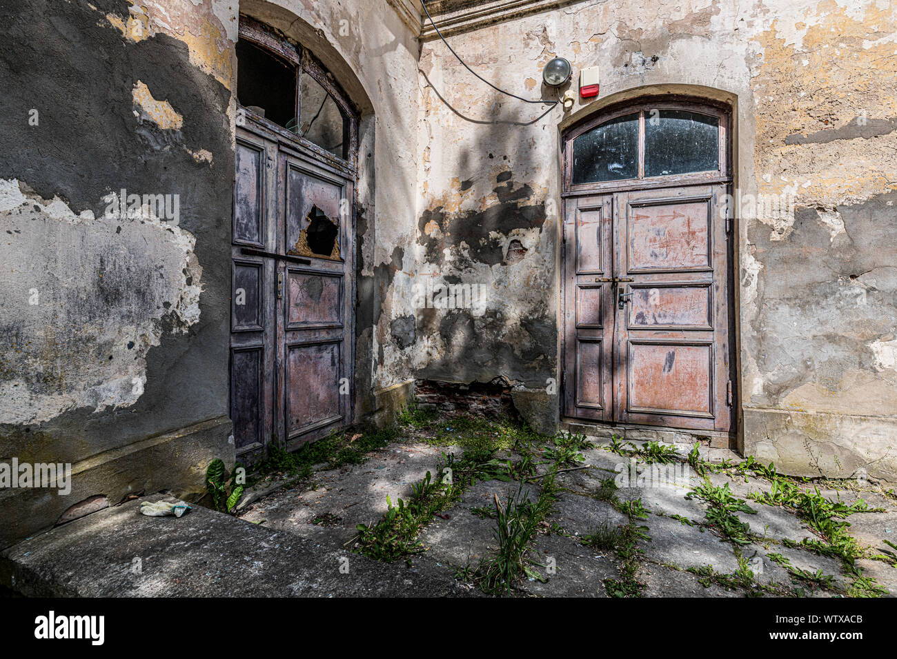 Abandoned dilapidated hi-res stock photography and images - Alamy