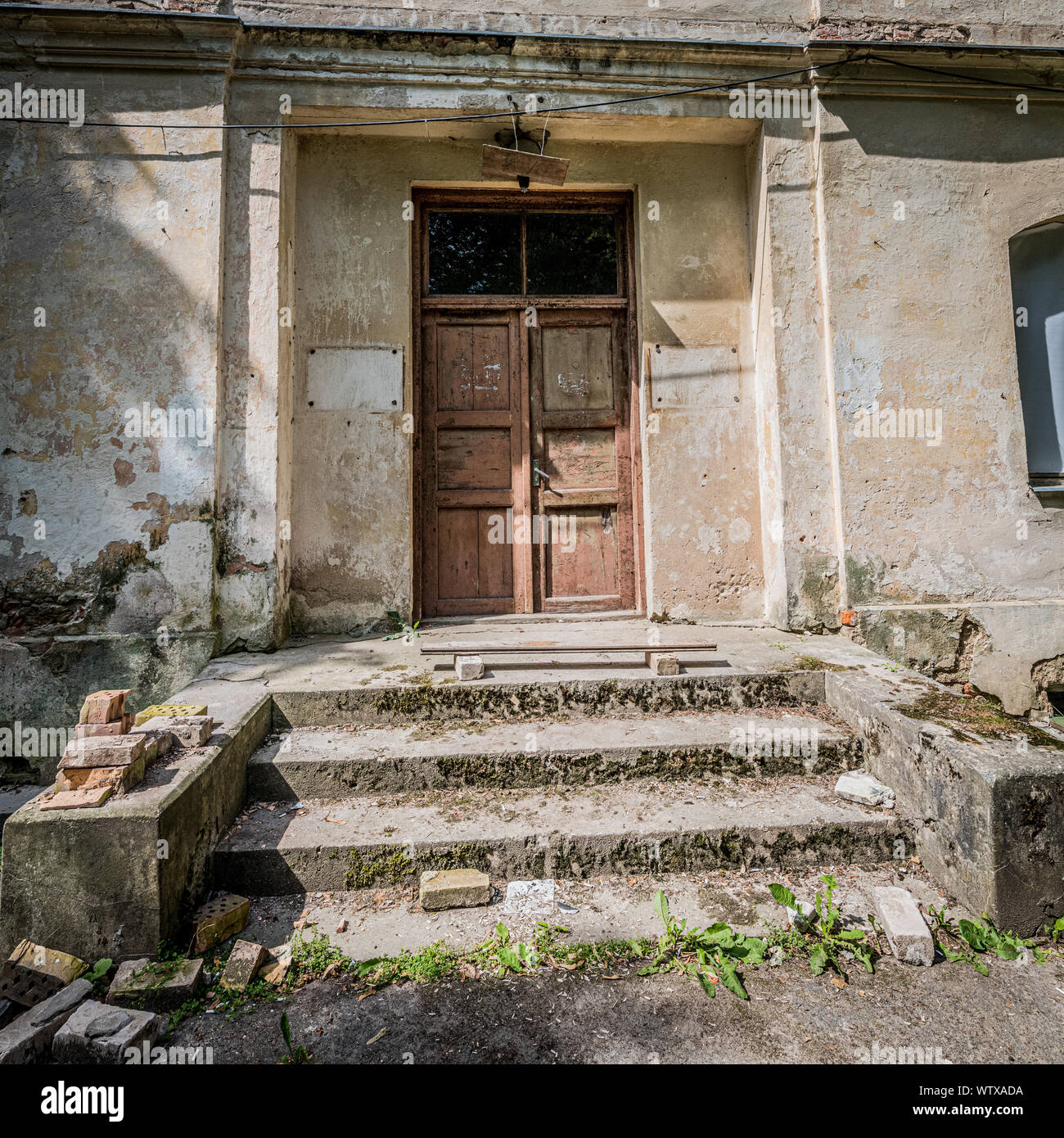 Abandoned dilapidated hi-res stock photography and images - Alamy