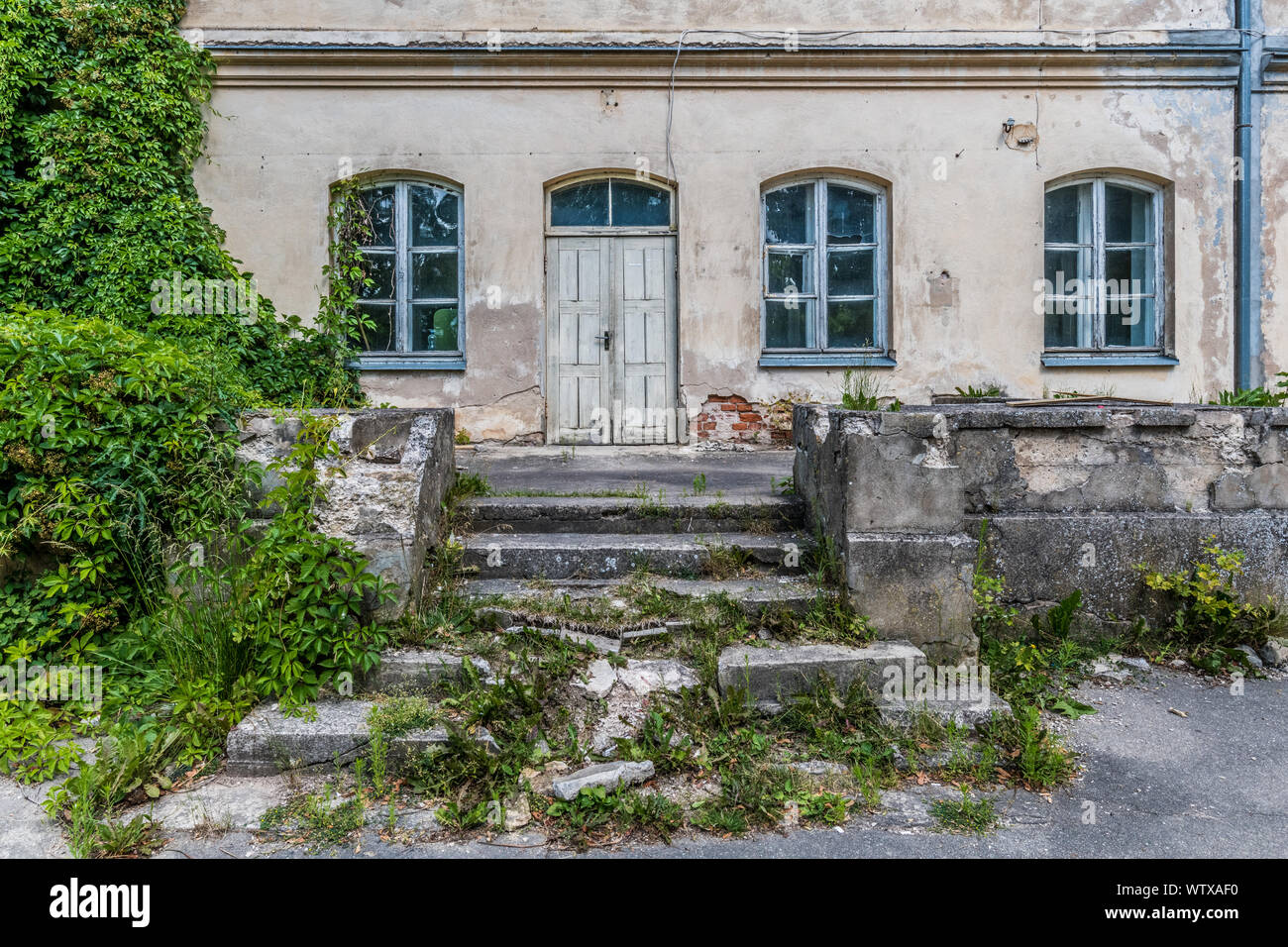 Abandoned dilapidated hi-res stock photography and images - Alamy