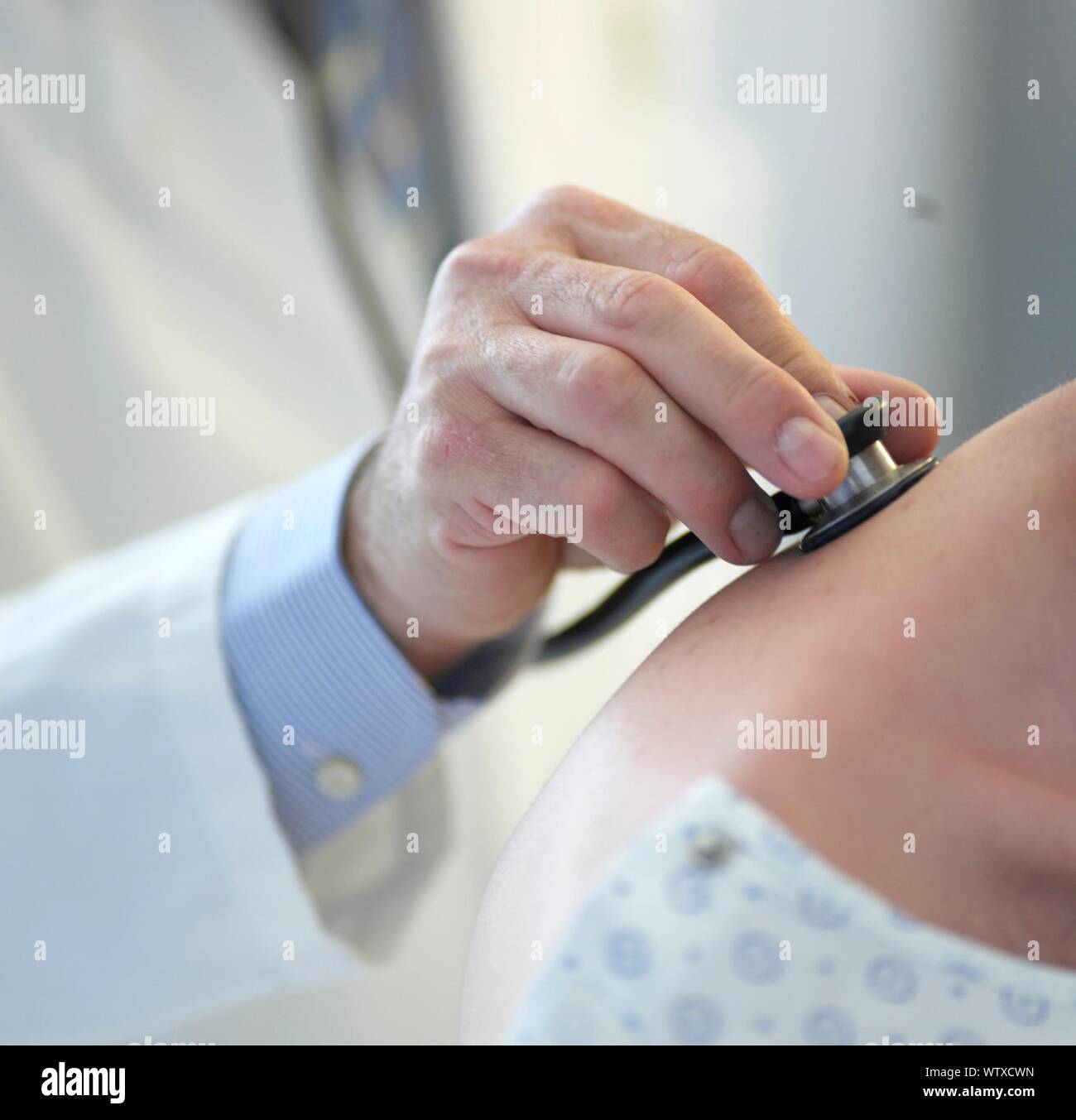 Doctor stethoscope patient hi-res stock photography and images - Alamy