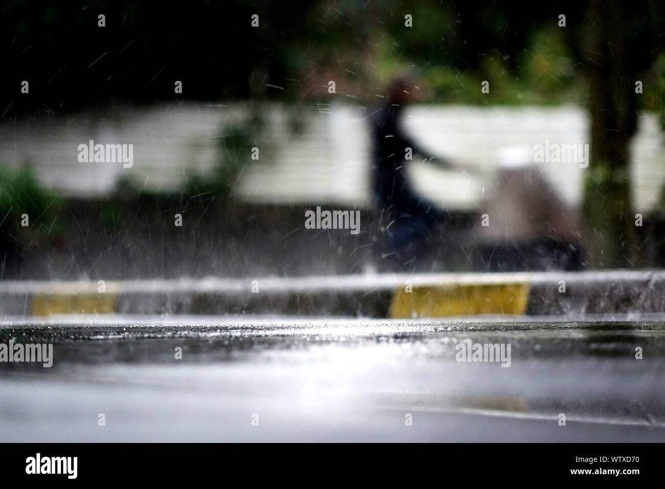 People falling street hi-res stock photography and images - Alamy