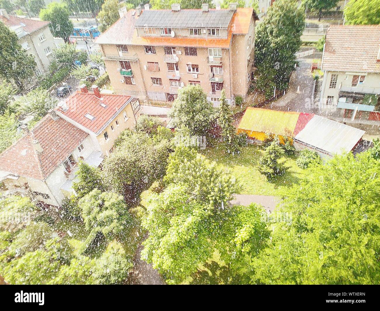 Rain and city hi-res stock photography and images - Alamy