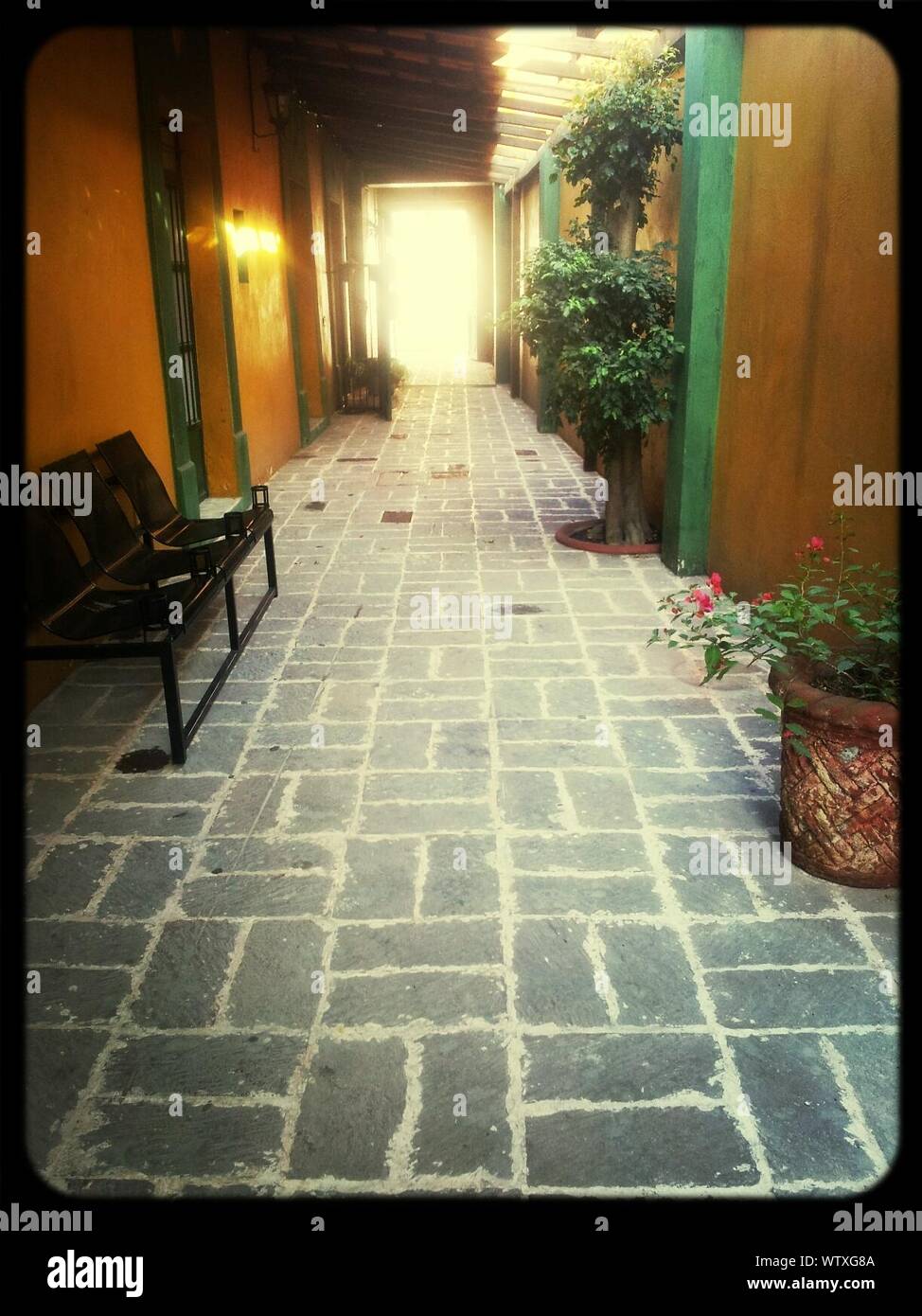 Walkway between buildings hi-res stock photography and images - Alamy