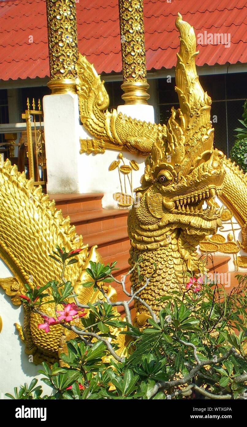 Dragon golden statue hi-res stock photography and images - Alamy