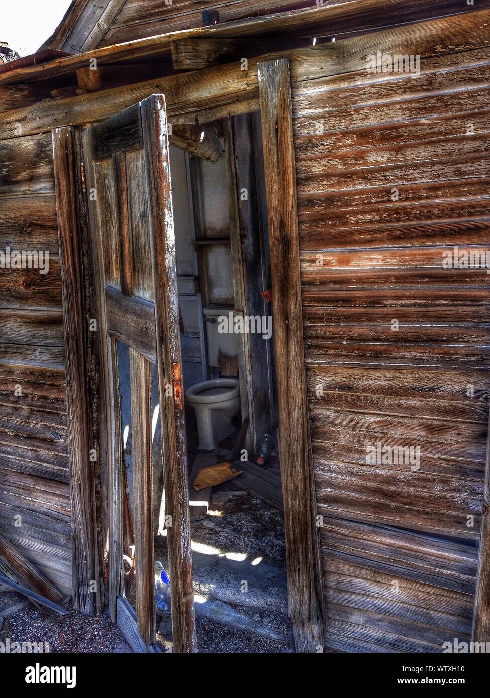 Broken down outhouse hi-res stock photography and images - Alamy