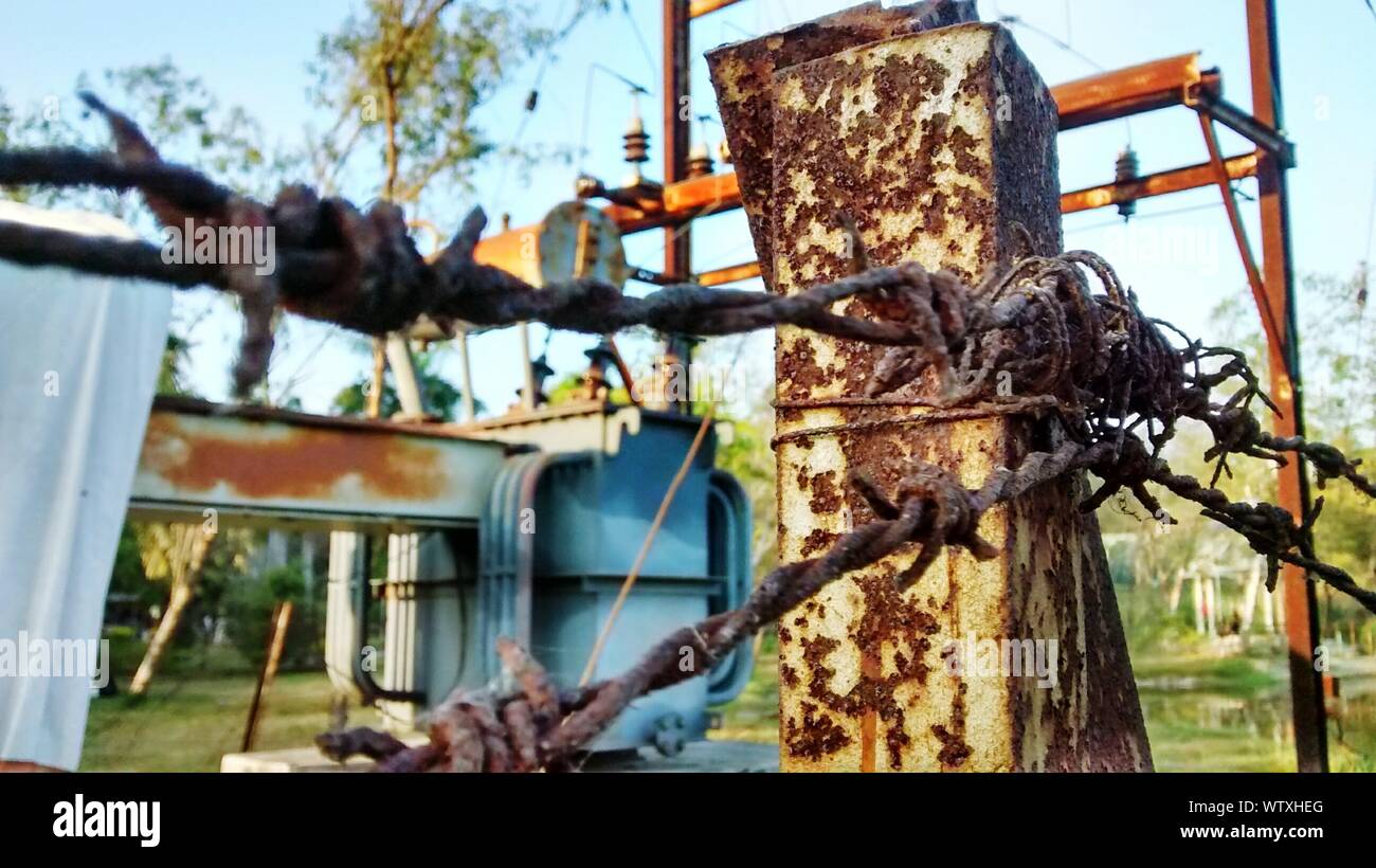 Metal wire tied hi-res stock photography and images - Alamy