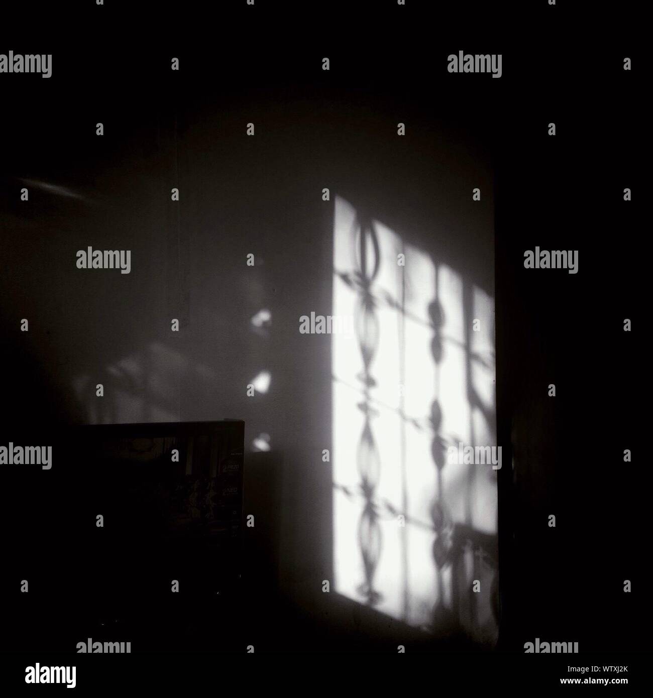 Sunlight through window on wall hi-res stock photography and images - Alamy