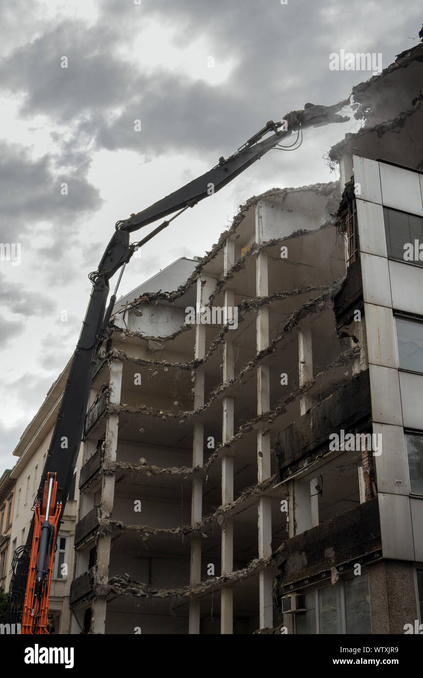Demolition Pulveriser Demoliting Building in the City Stock Photo - Alamy