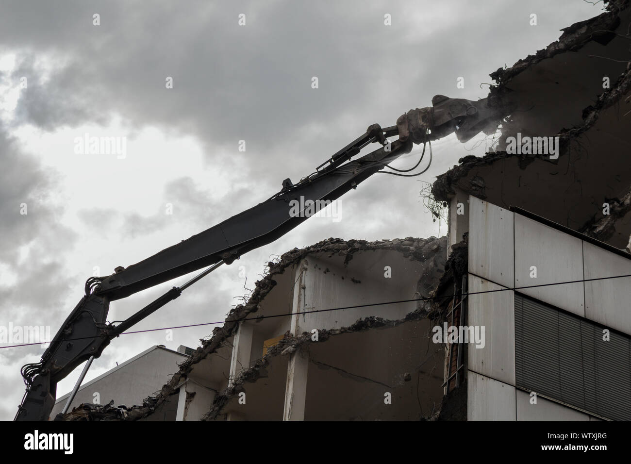 Demolition Pulveriser Demoliting Building in the City Stock Photo - Alamy