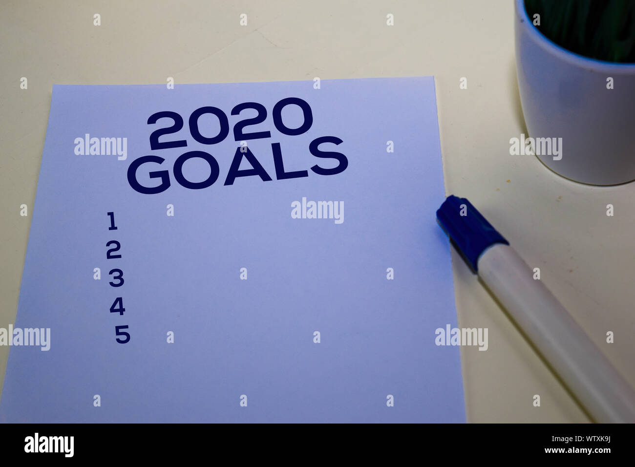 2020 Goals text on the paper isolated on desk background Stock Photo ...
