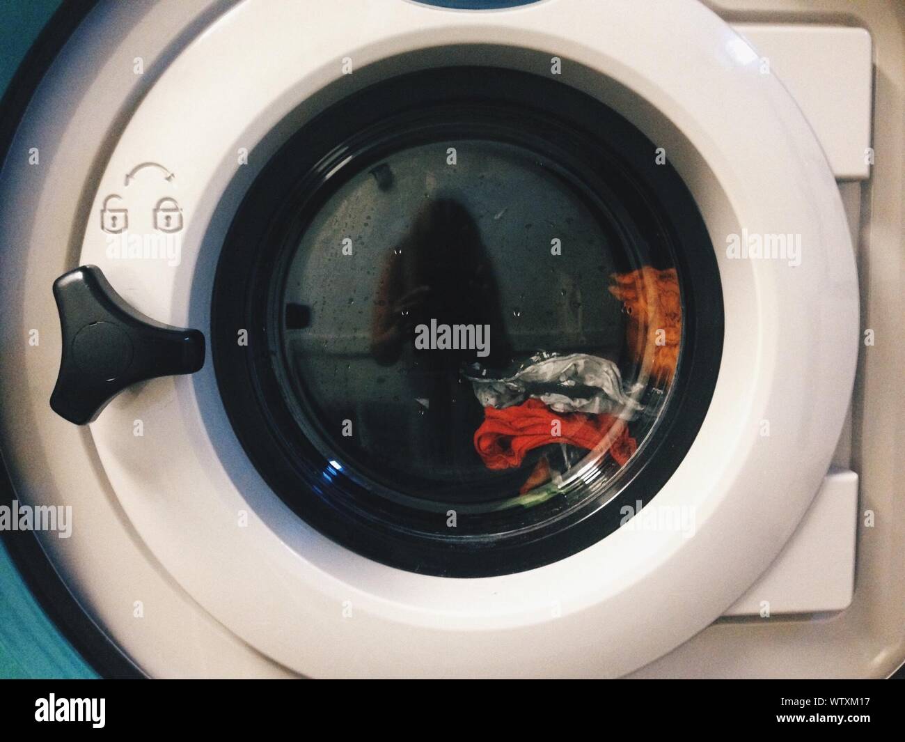 Women washing machine hi-res stock photography and images - Alamy