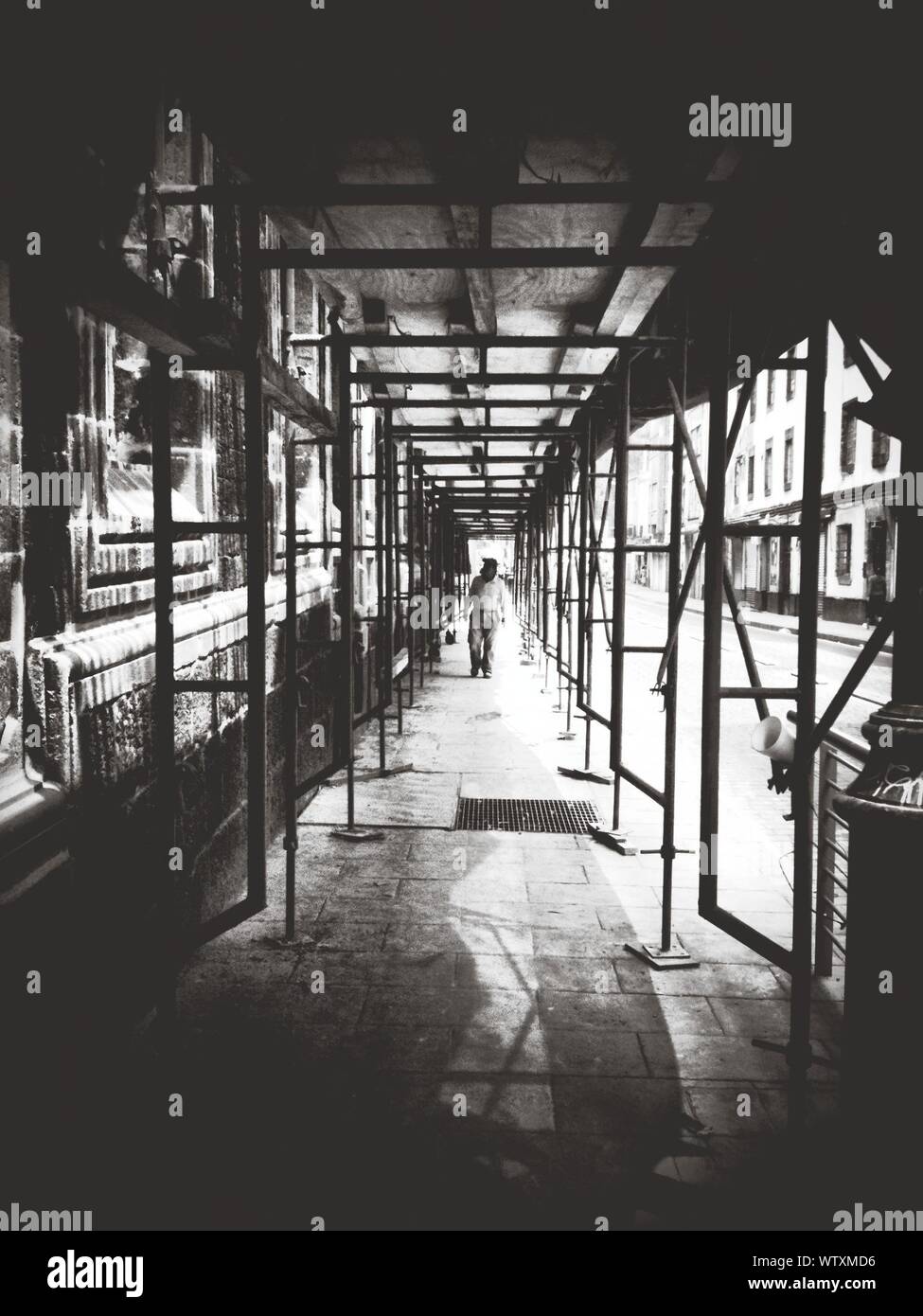 Under scaffolding hi-res stock photography and images - Alamy