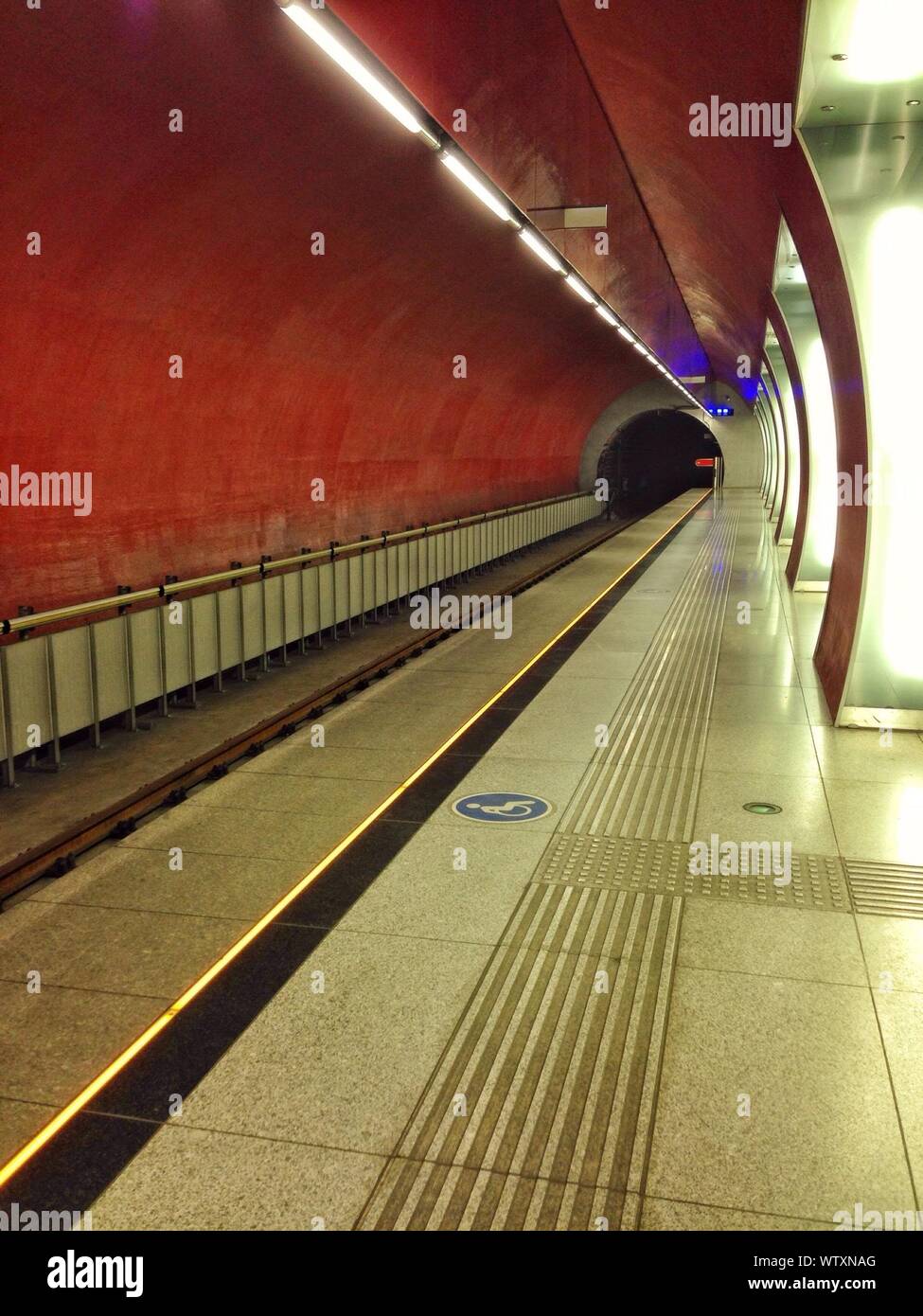 Empty subway platform hi-res stock photography and images - Alamy