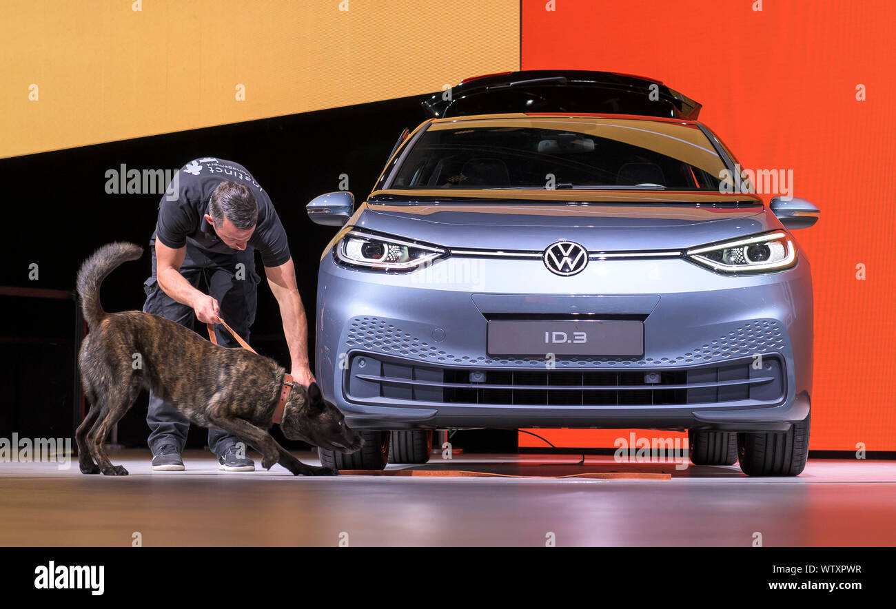 Frankfurt, Germany. 12th Sep, 2019. Before Chancellor Angela Merkel's ...