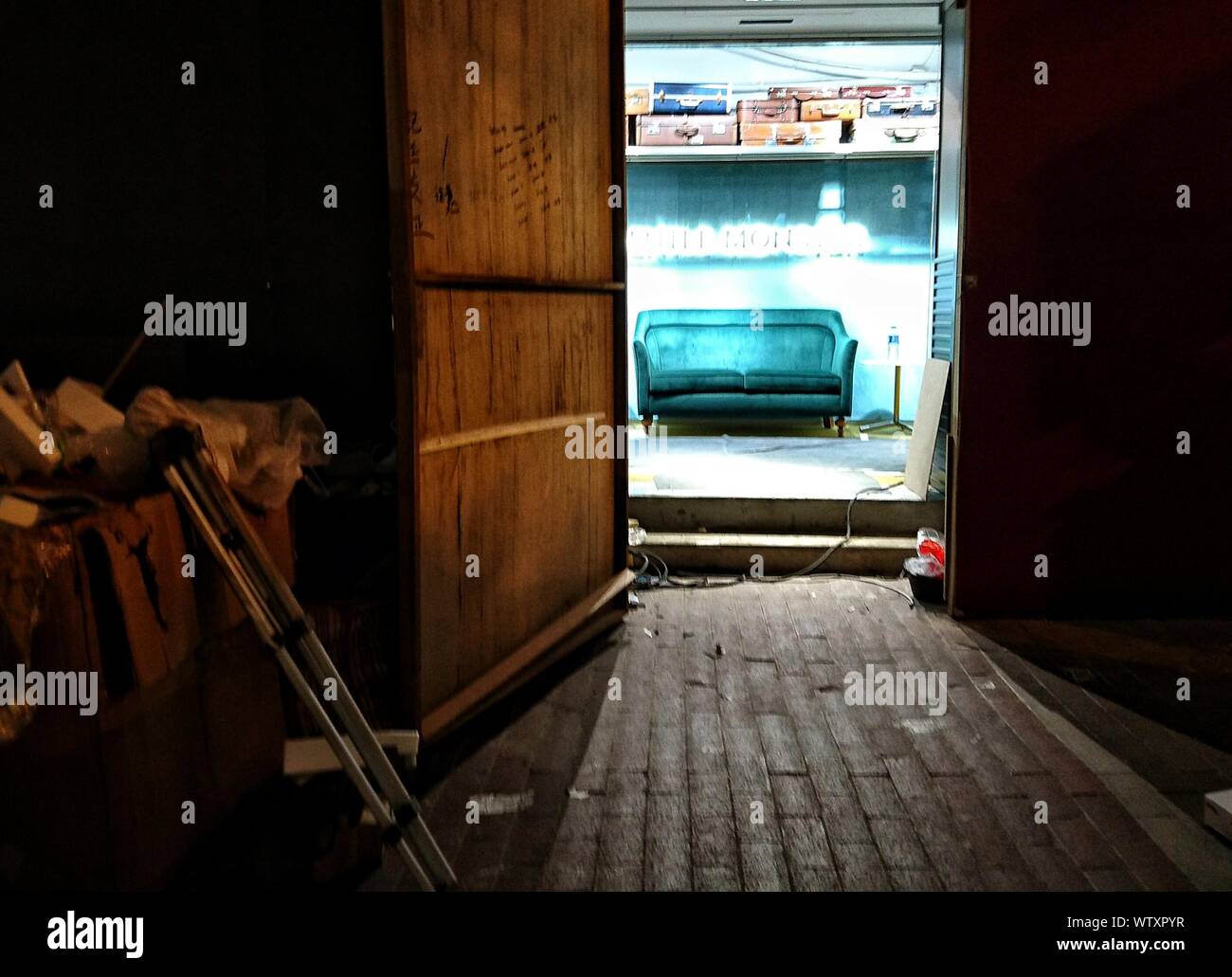 Open door house entrance hi-res stock photography and images - Alamy