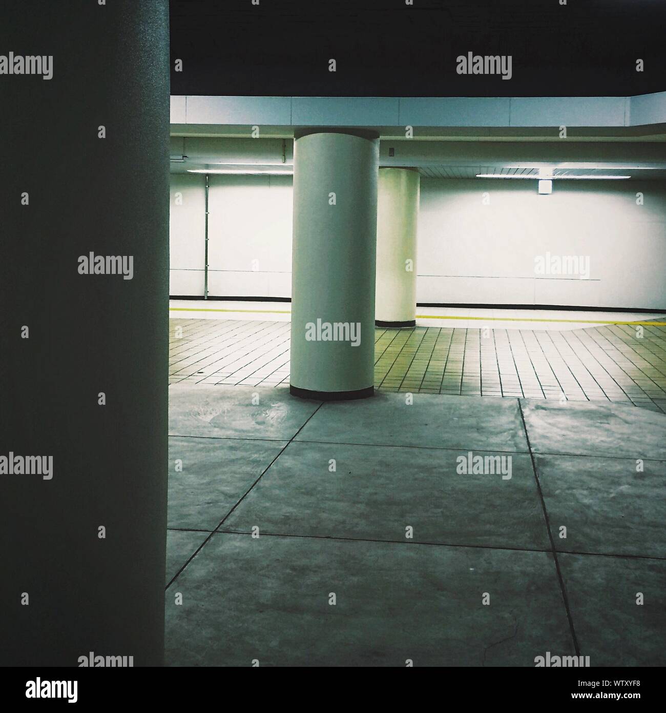 Ceiling to floor support hi-res stock photography and images - Alamy