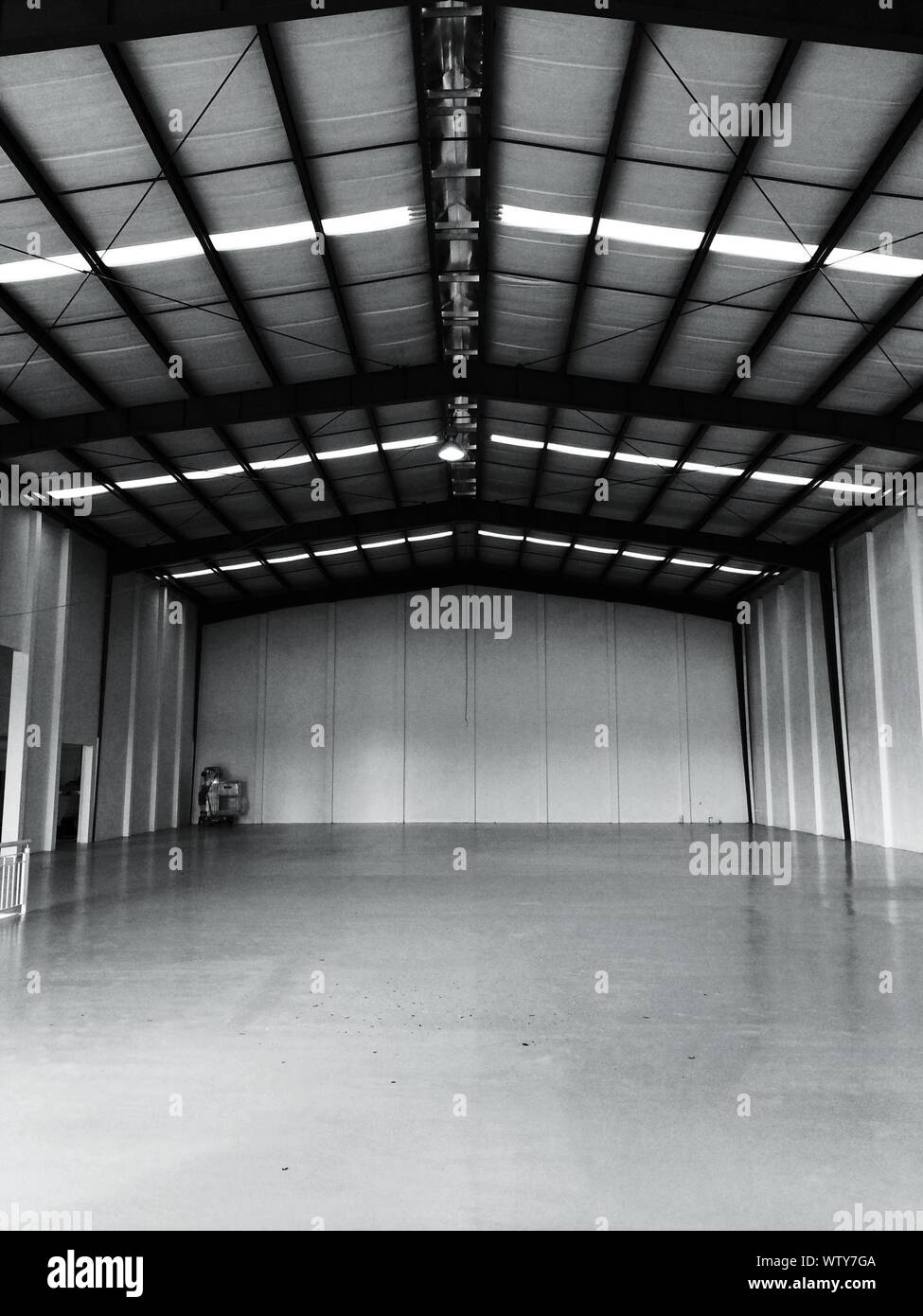 Empty store hi-res stock photography and images - Alamy