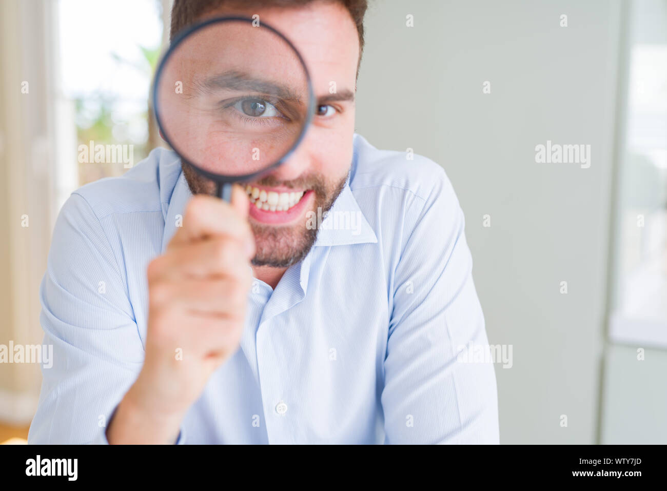 Man expression searching funny hi-res stock photography and images - Alamy