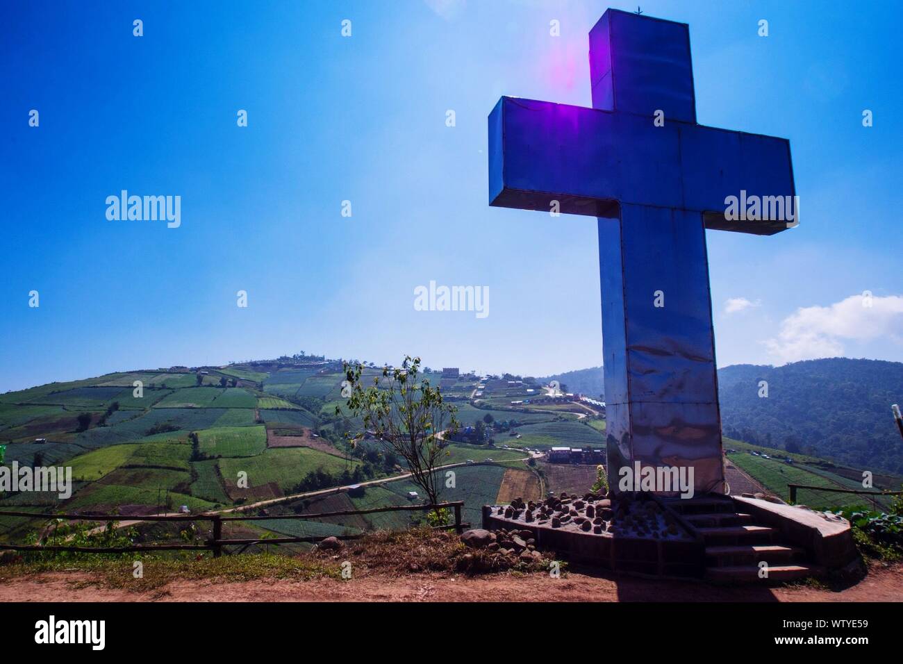 Metal cross hi-res stock photography and images - Alamy