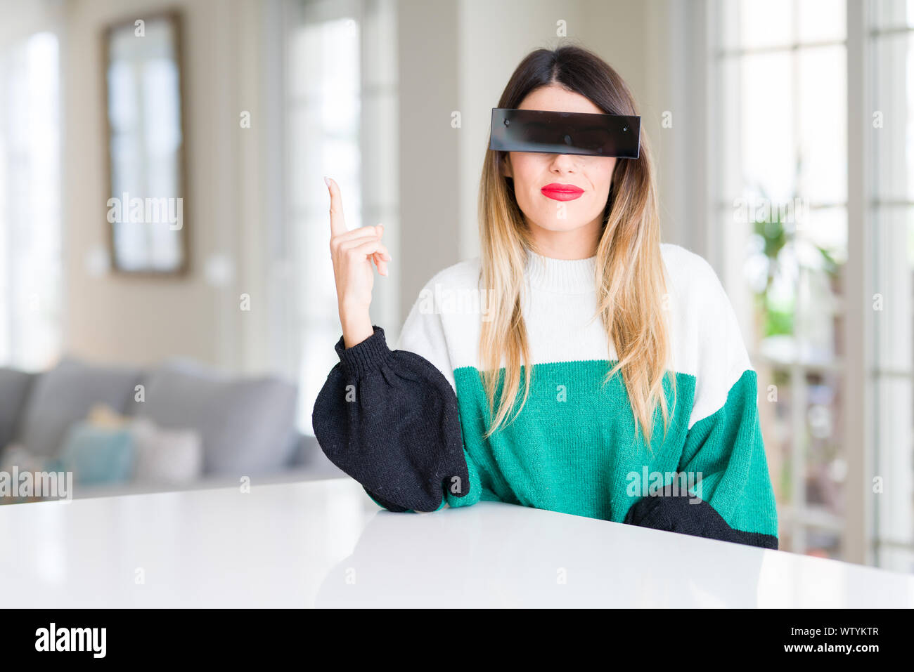 Hand covered mouth censor hi-res stock photography and images - Alamy