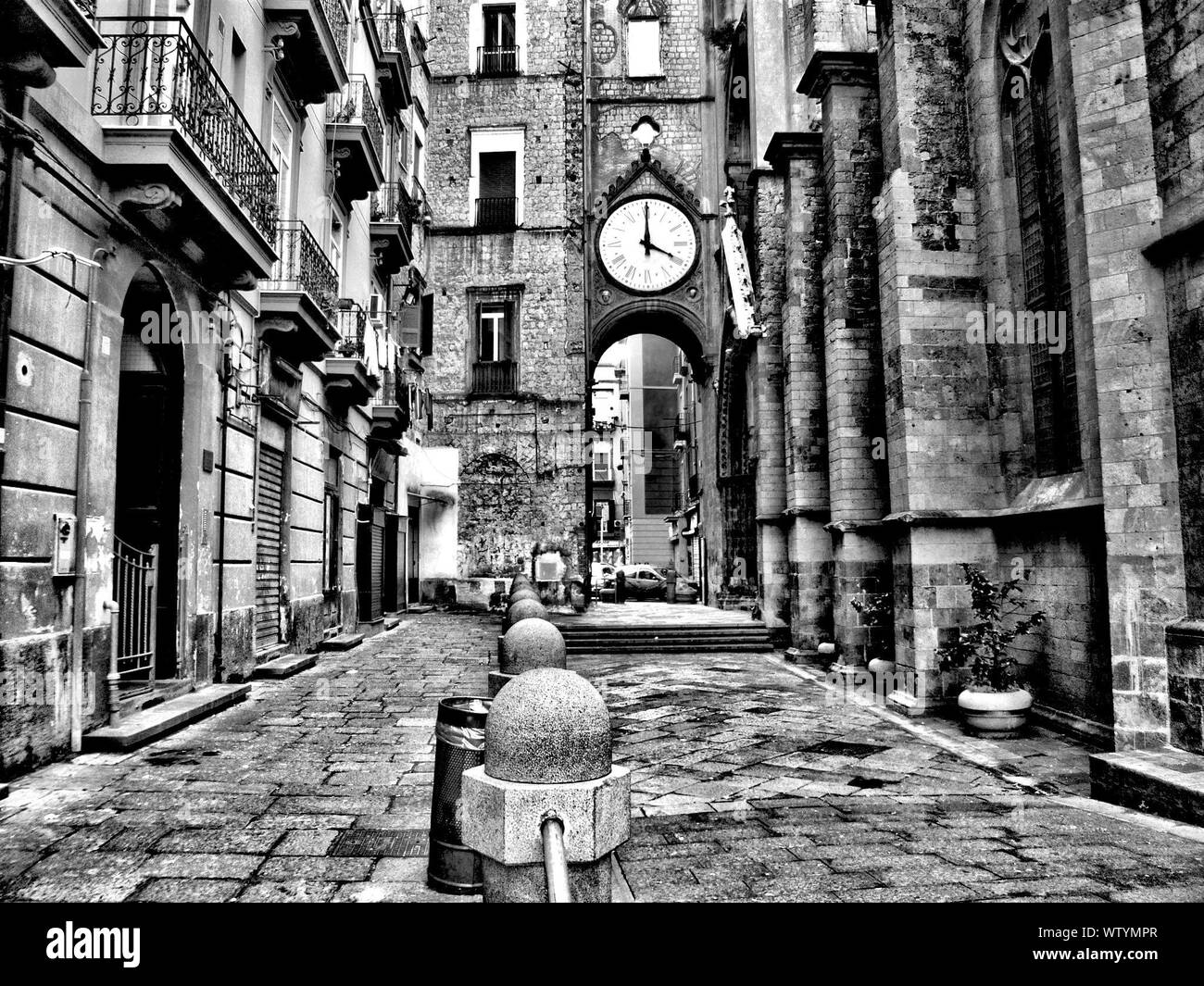 City street clock hi-res stock photography and images - Alamy