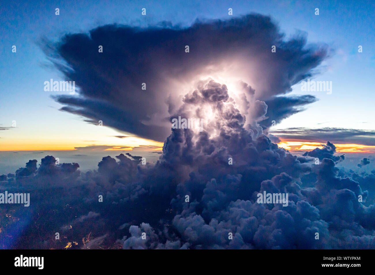 Cumulonimbus cloud hi-res stock photography and images - Alamy