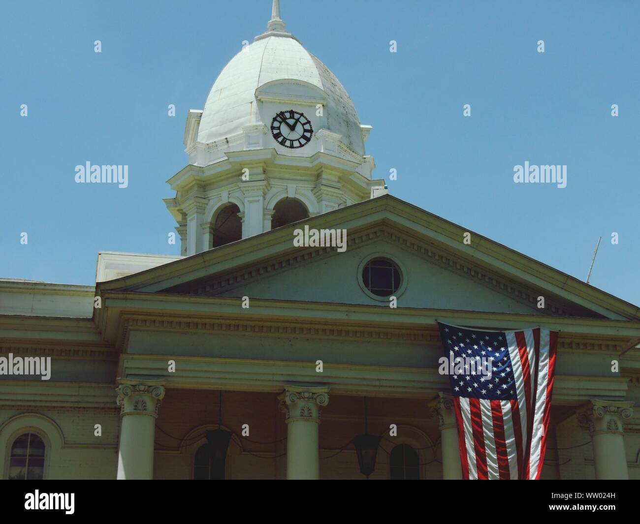American flag courthouse hi-res stock photography and images - Alamy