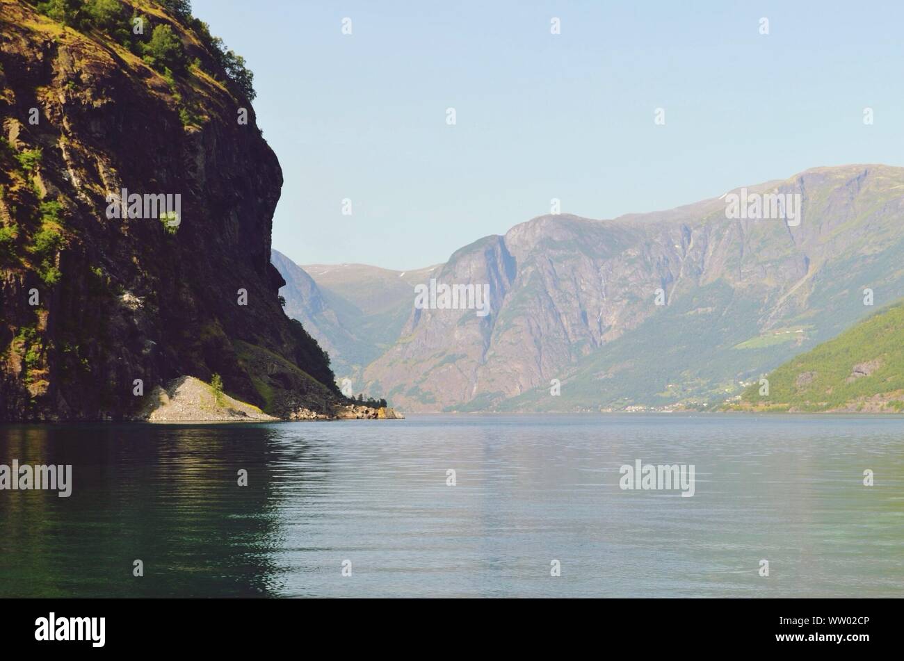 River in between mountains hi-res stock photography and images - Alamy