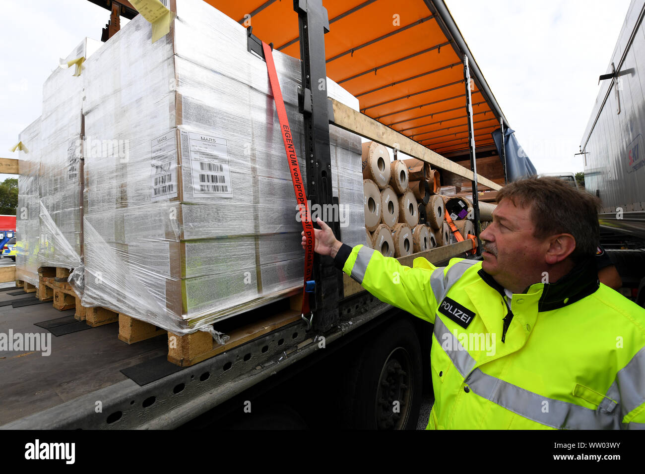 Lorry check customs hi-res stock photography and images - Alamy