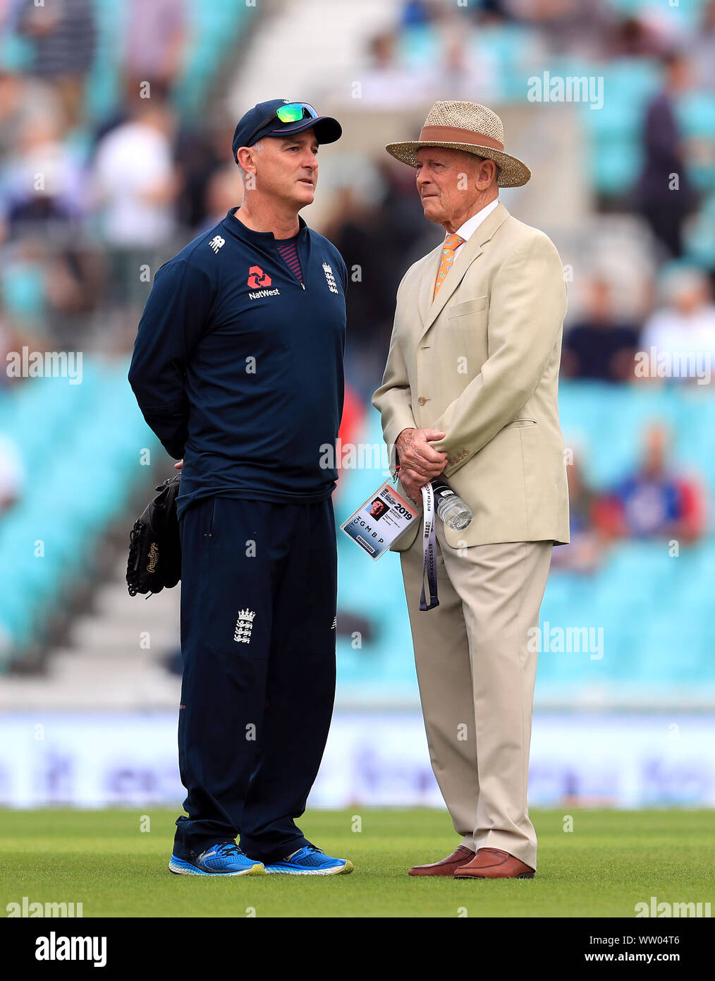 Geoffrey Boycott (right) and Graham Thorpe on the pitch before during ...