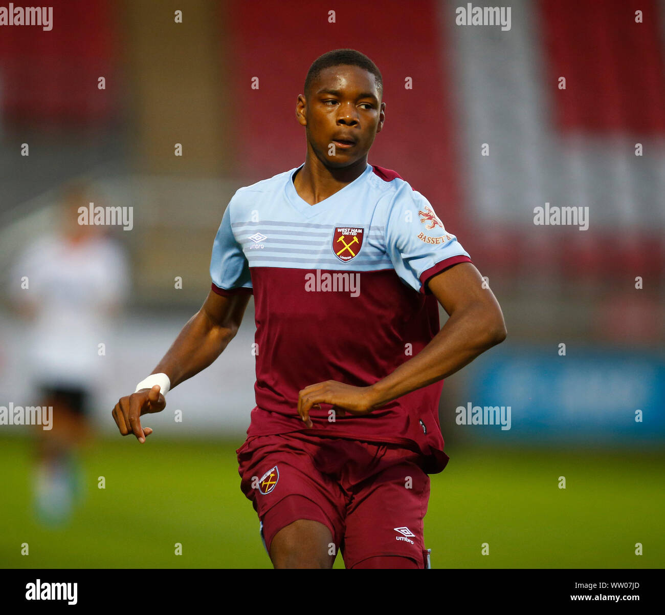 Emmanuel longelo of west ham united hi-res stock photography and images ...