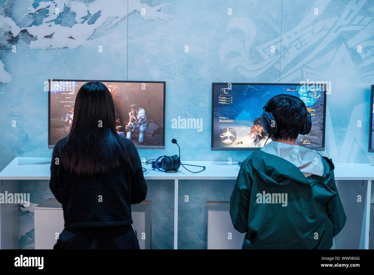 Mmorpg couple hi-res stock photography and images - Alamy