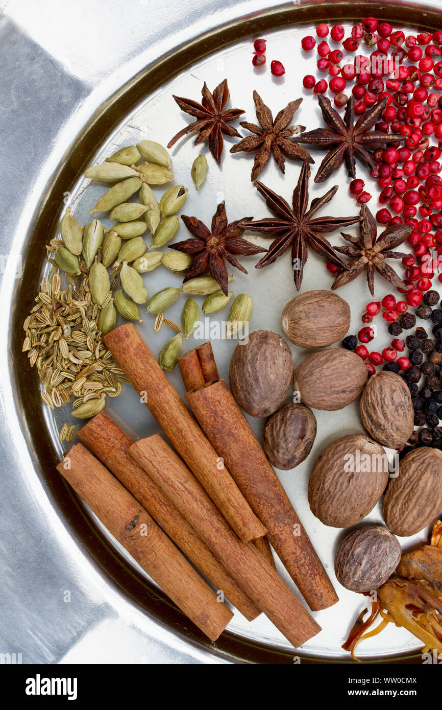 Whole spices hi-res stock photography and images - Alamy