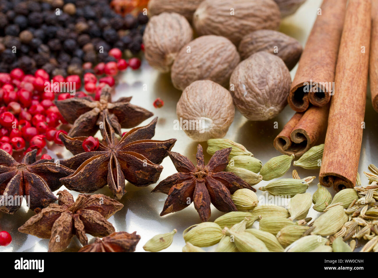 Whole spices hi-res stock photography and images - Alamy